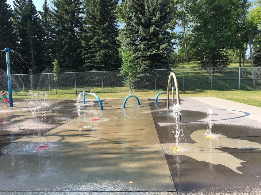 West Confederation (Canmore Park) Spray Park - calgaryplaygroundreview.com