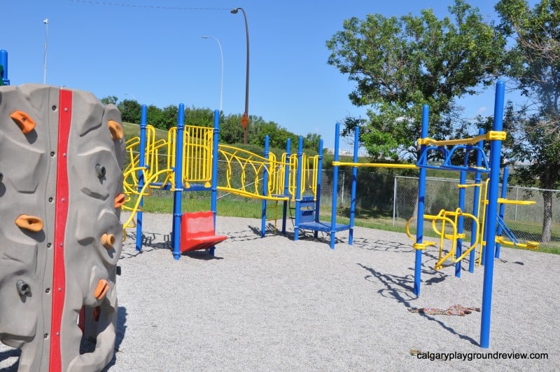 Sunalta School Playground - calgaryplaygroundreview.com
