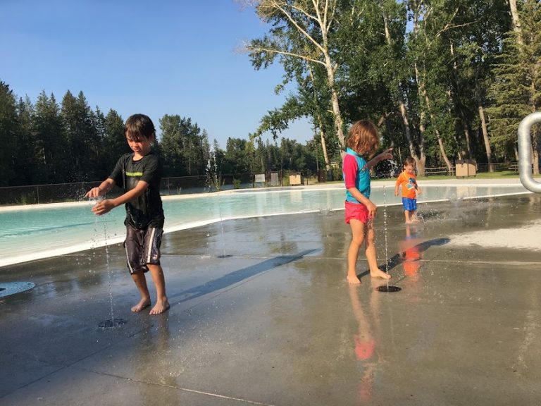 Bowness Park Wading Pool - calgaryplaygroundreview.com
