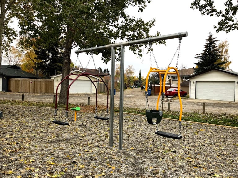 Tandem Swings - Expression Swings in Calgary - calgaryplaygroundreview.com